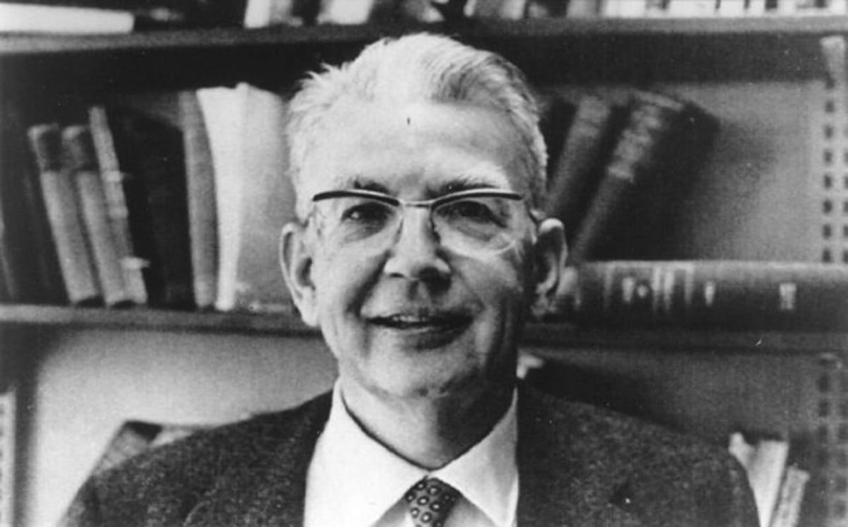 Ronald Coase - responsável pelo Teorema de Coase e vencedor do Nobel