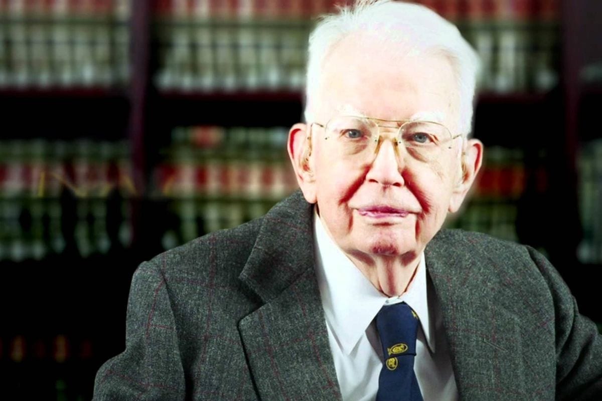 Ronald Coase - responsável pelo Teorema de Coase e vencedor do Nobel