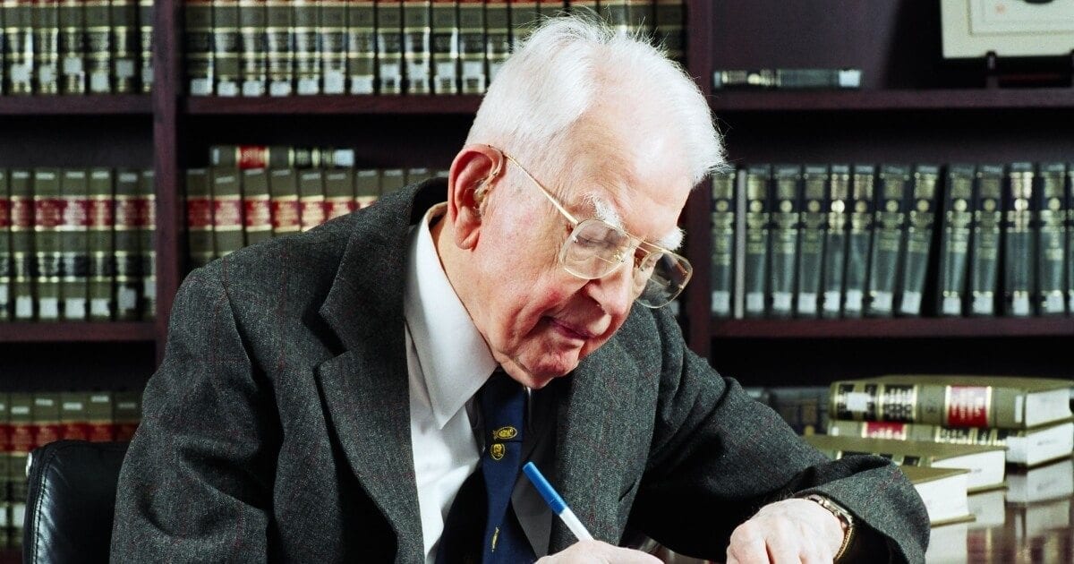 Ronald Coase - responsável pelo Teorema de Coase e vencedor do Nobel