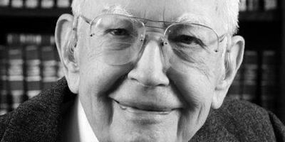 Ronald Coase - responsável pelo Teorema de Coase e vencedor do Nobel